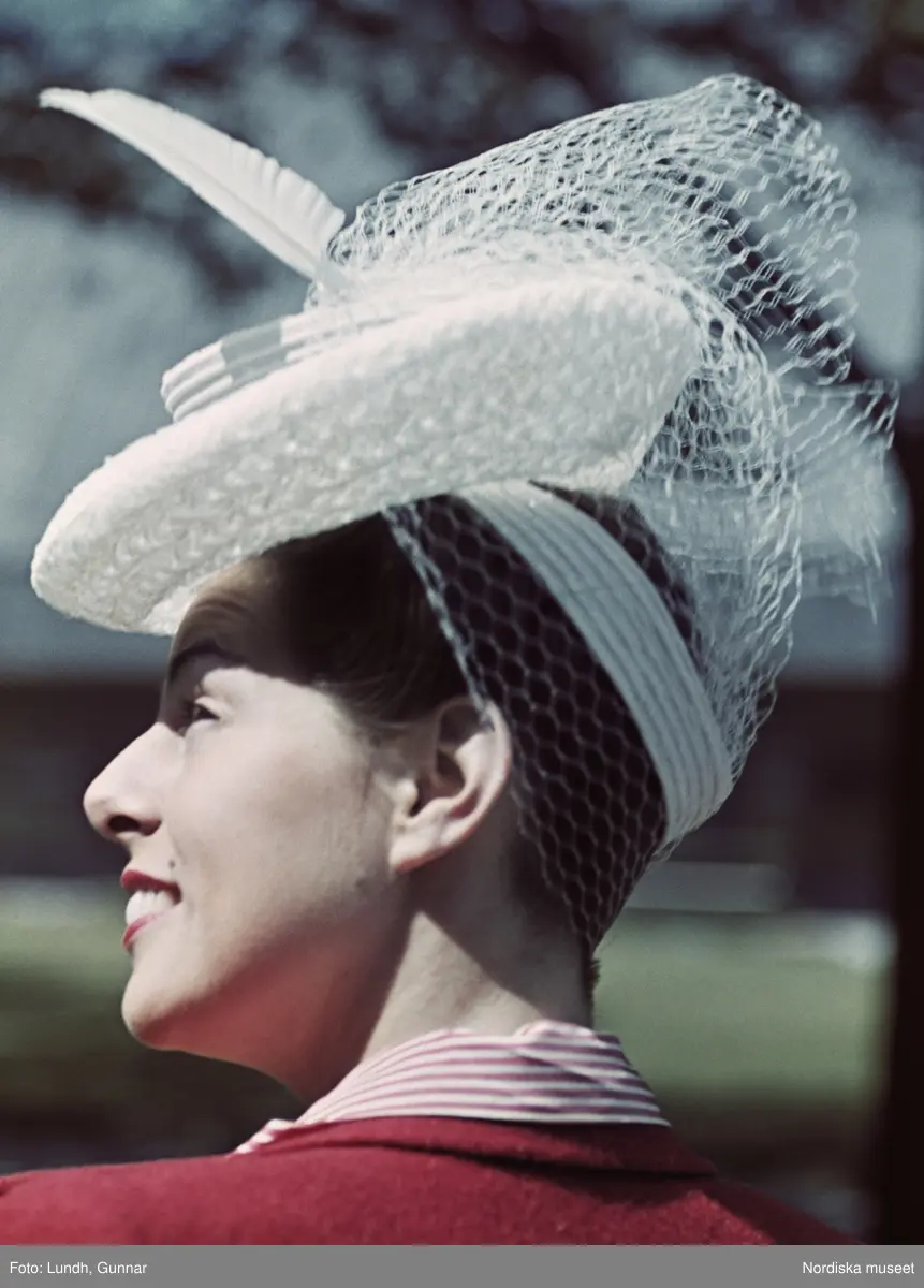 Kvinna i vit hatt med flor och fjäderpenna. - Nordiska museet ...