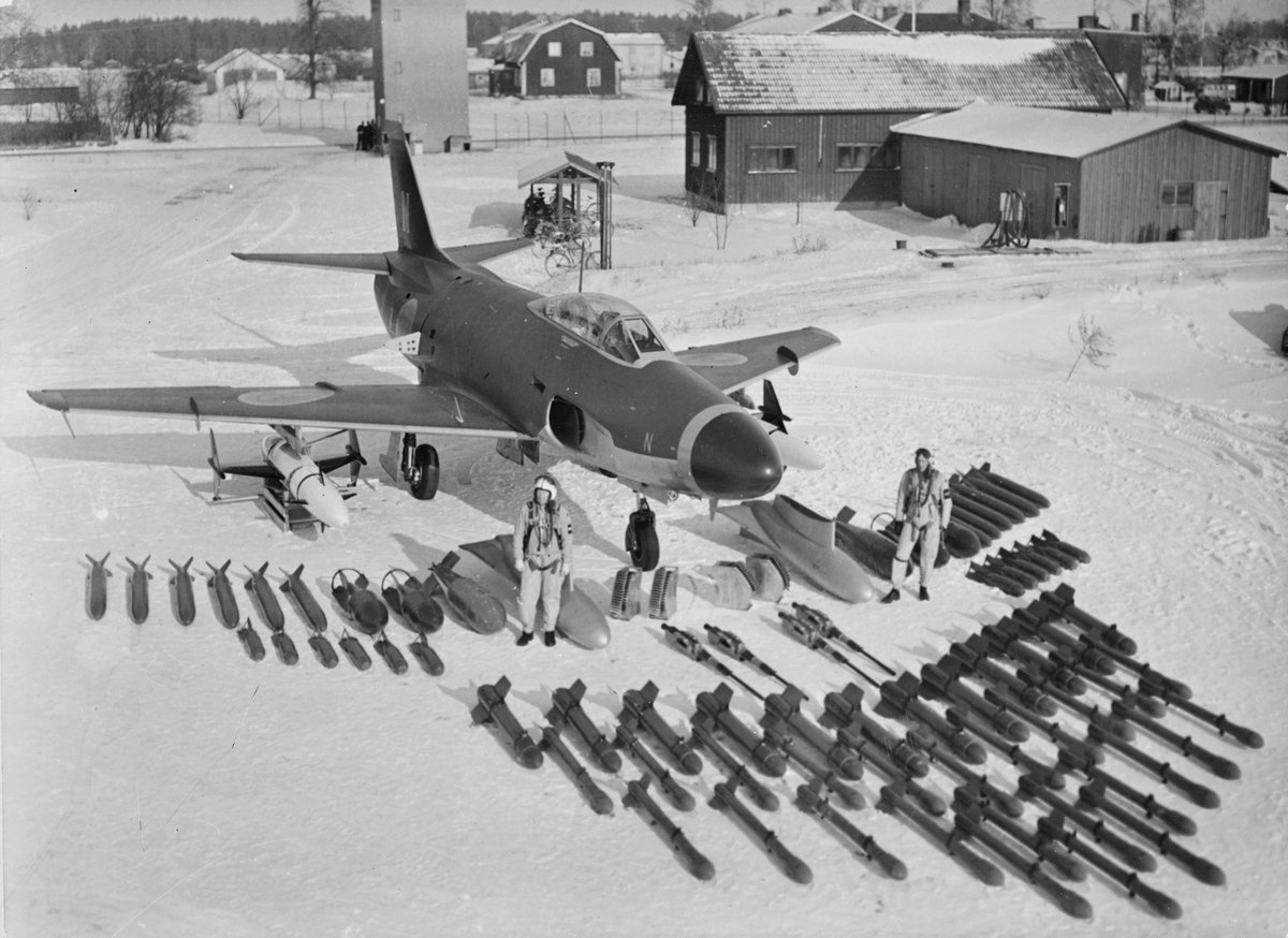 Flygplan A 32 Lansen med olika beväpningsalternativ samt två flygare ...