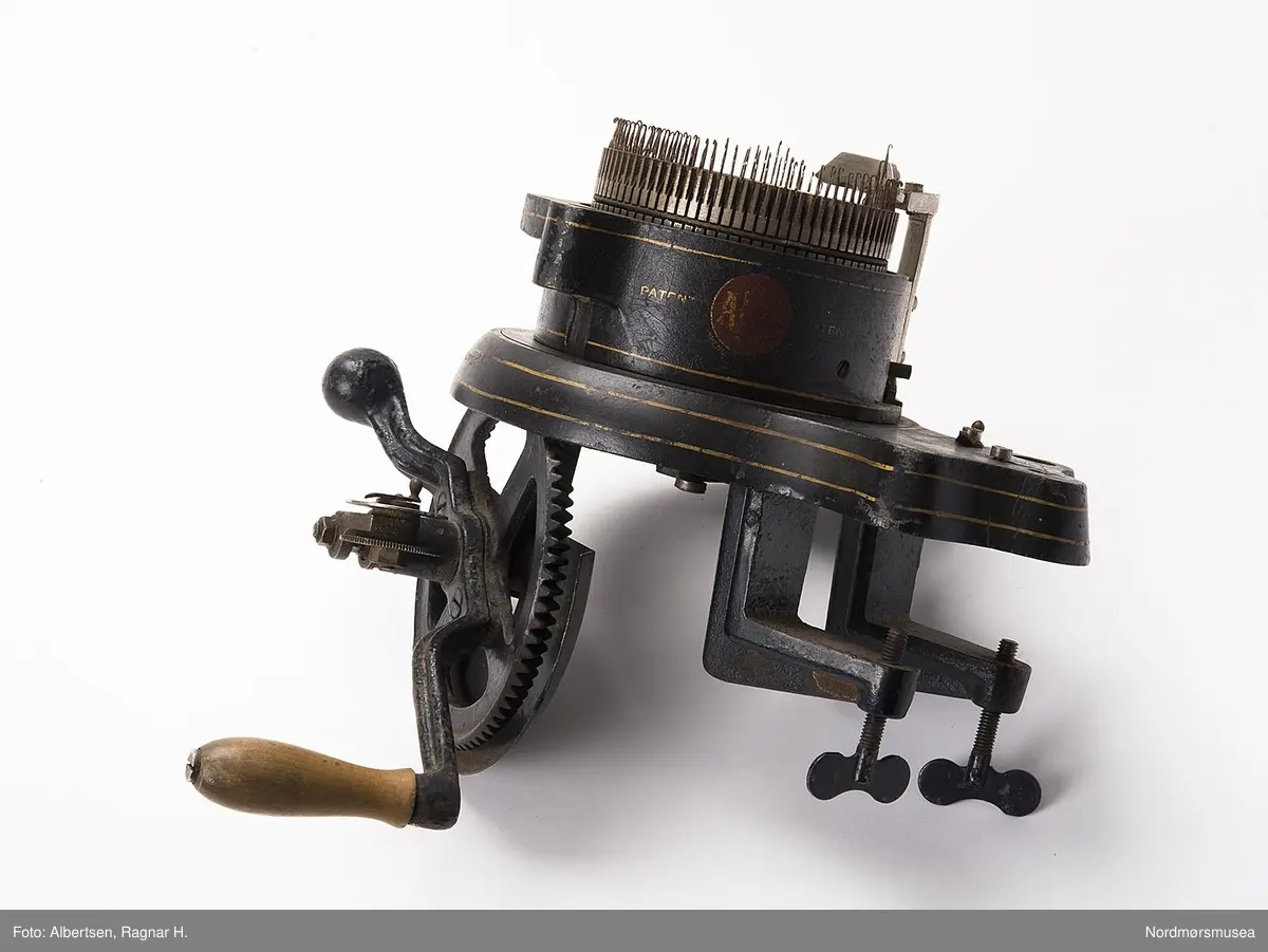 Strikkemaskin - Nordmørsmusea / DigitaltMuseum