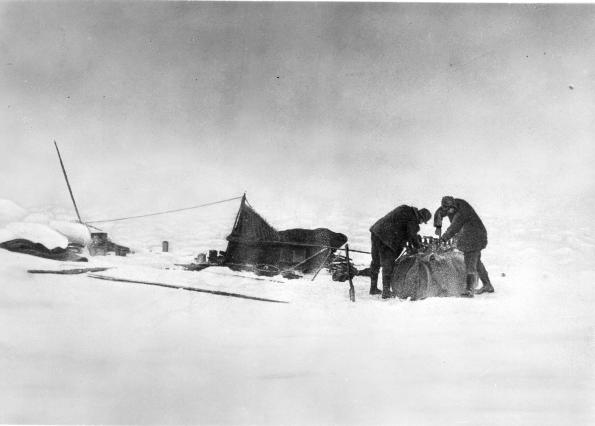 Isvandringen. S A Andrée till vänster och Knut Fraenkel arbetar på ...