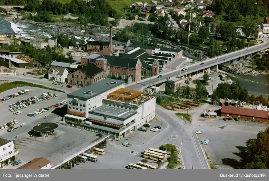 Rutebilstasjonen Hønefossen med Hønefoss bruk, brua Hønefoss ...