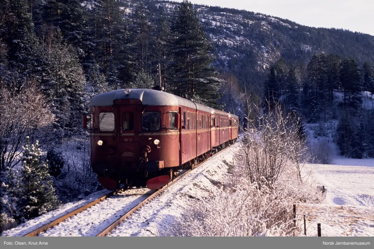 Dieselmotorvogn BM 86 25 (nærmest) styrevogn BFS 86 98 og ...