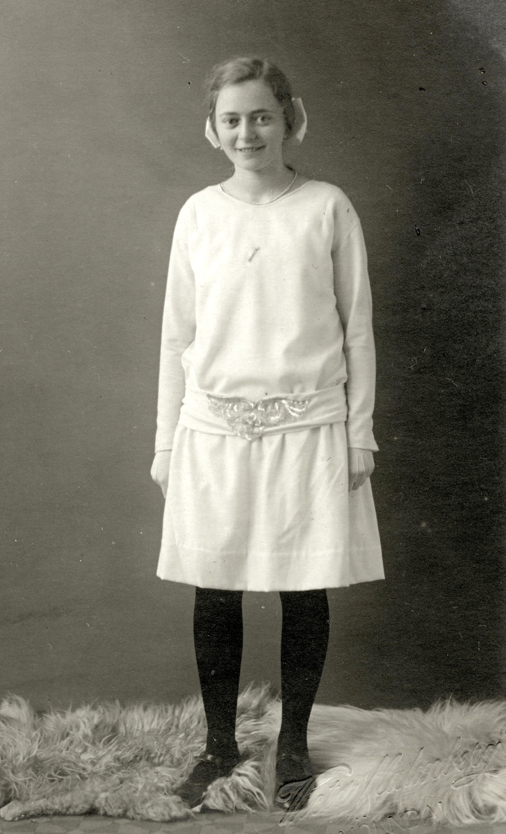 Ateljéporträtt av Rosa Krantz (1912 - 1994, gift Pettersson) ståendes ...