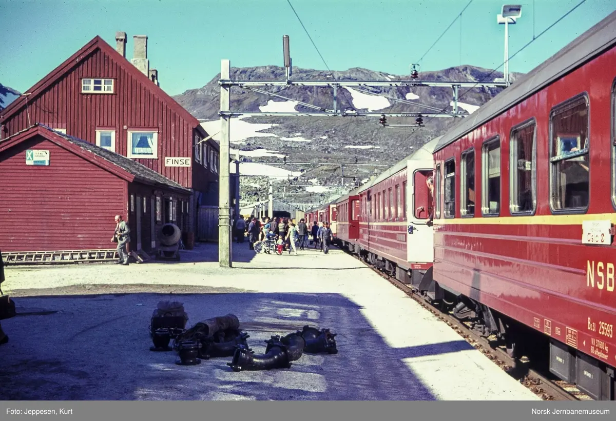 Dagtoget fra Bergen til Oslo Ø, tog 602, på Finse stasjon - Norsk ...