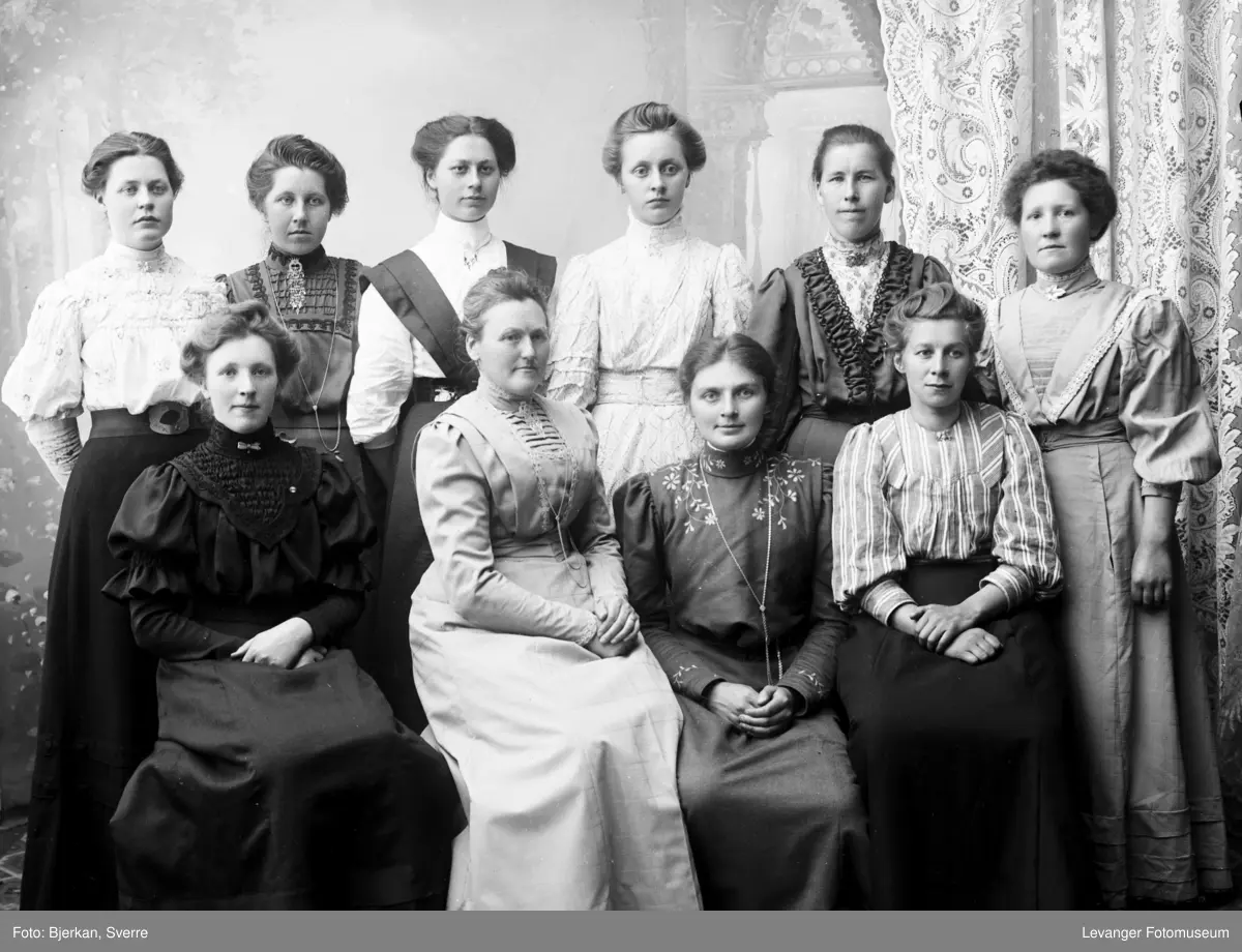 Gruppebilde av kvinner - Levanger Fotomuseum / DigitaltMuseum