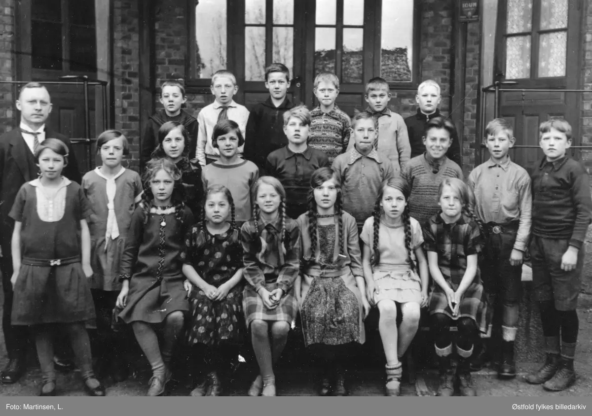 Greåker skole i Tune 1937 med lærer Aksel Dahl. Navneliste med ...