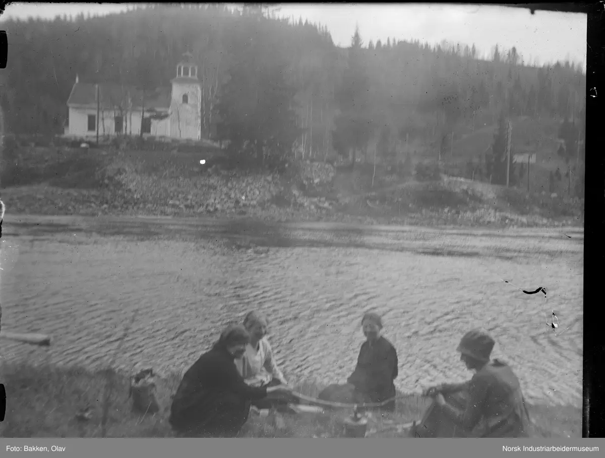 Fire kvinner koker kaffe på bål ved Bakkehølen. Gransherad kirke i ...