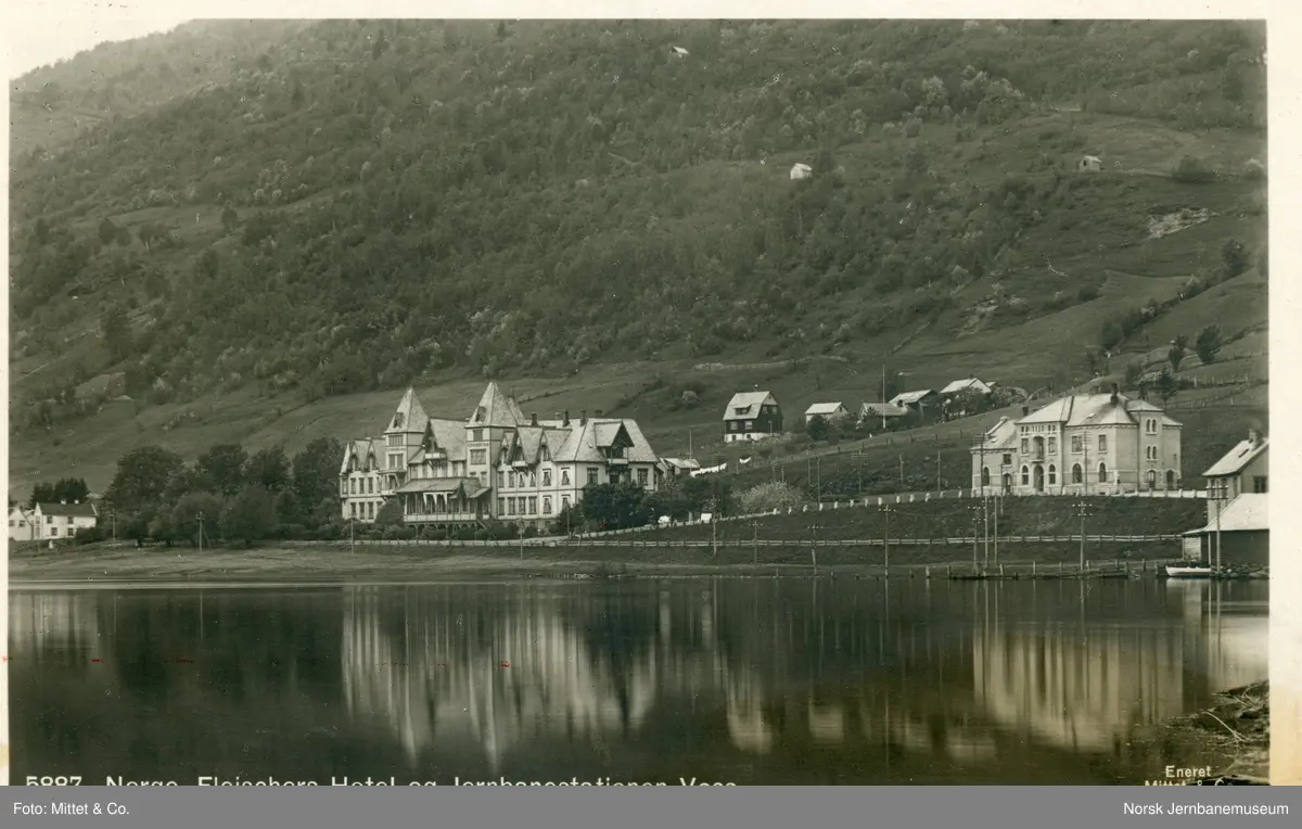 Voss stasjon og Fleischers hotel (til høyre) - Norsk Jernbanemuseum ...