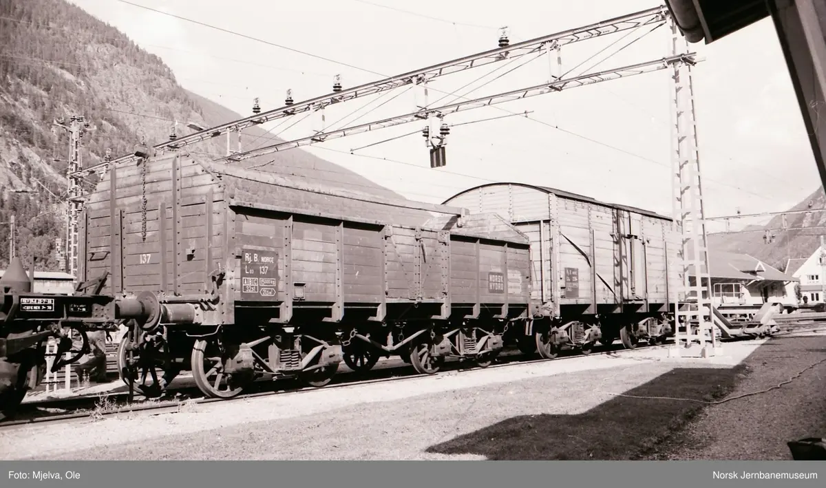 To av Rjukanbanens godsvogner på Rjukan stasjon, Lo3 nr. 137 (nærmest ...