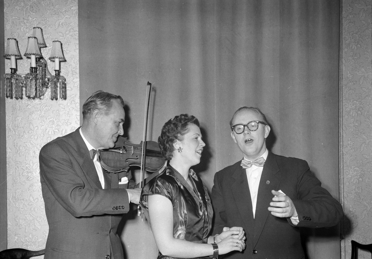 Røde Kors Barnehjelps fastelavnsfest i Britannia. Operettemelodier med ...