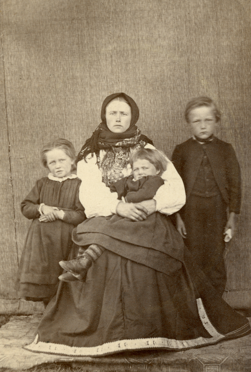 To variantar av Gunhild Grivi med barna Guro, Ingeborg, Gjermund Grivi ...