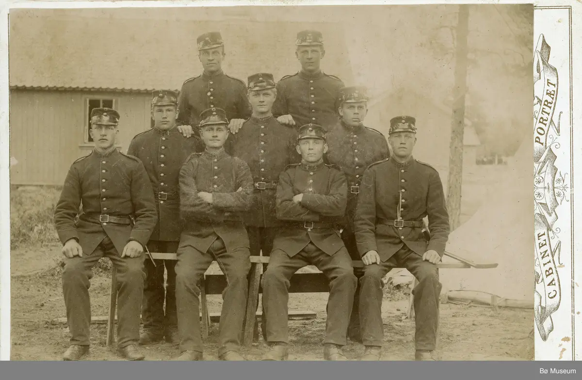 Militært bilde. 1. rekke f. h: Jon Høksås, Gjermund Otterholt, Halvor ...