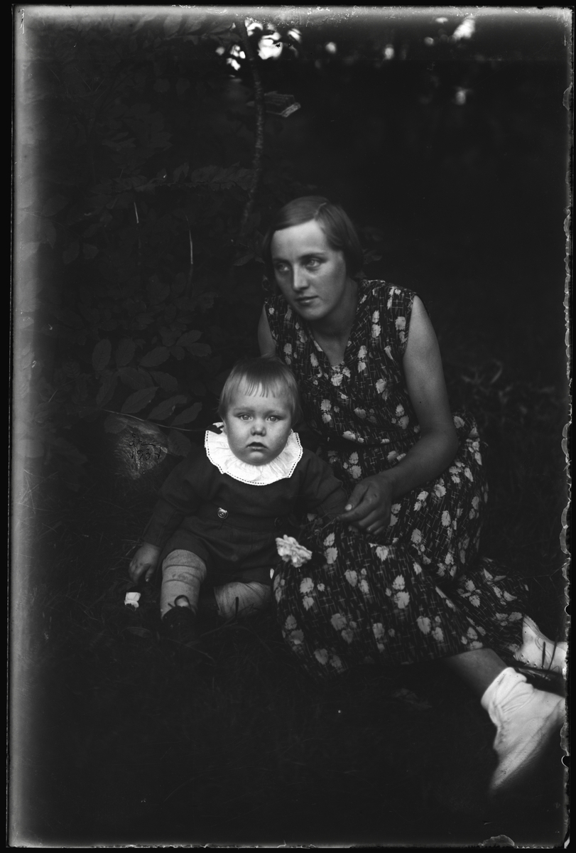 Mor med sitt barn - Västergötlands museum / DigitaltMuseum