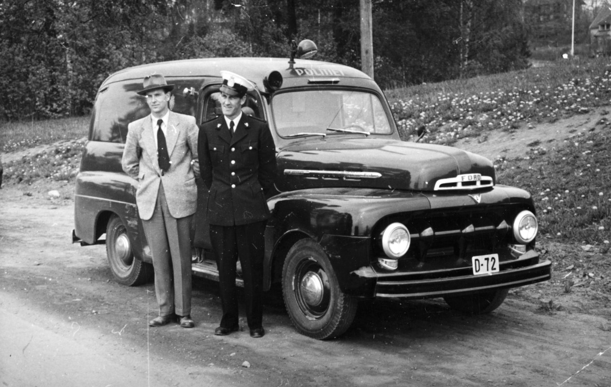 Politibil, "Svarte-Marja". Ford D-72. F.v. E. Viken, Odd Moen ...