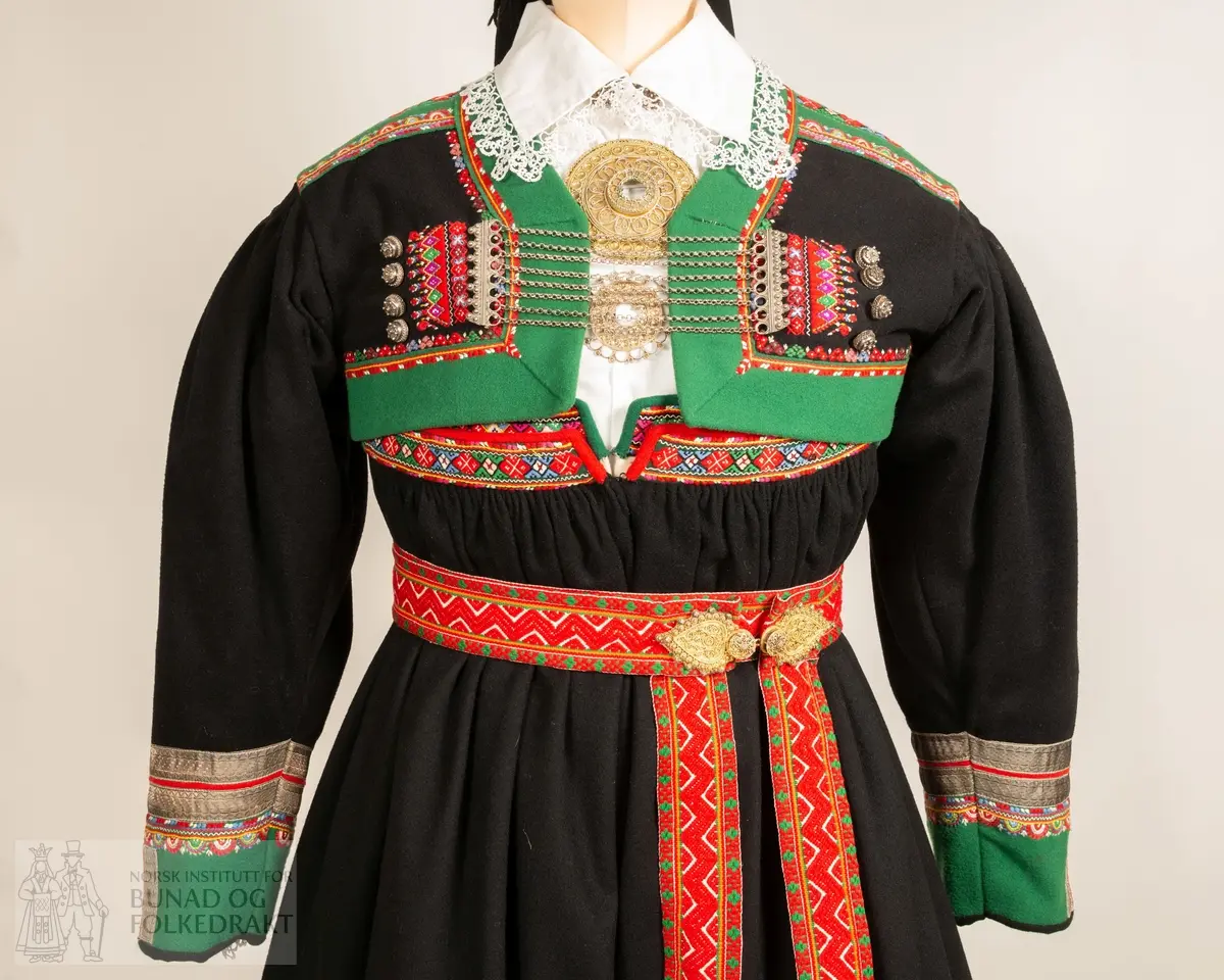 Trøye - Norsk institutt for bunad og folkedrakt / DigitaltMuseum