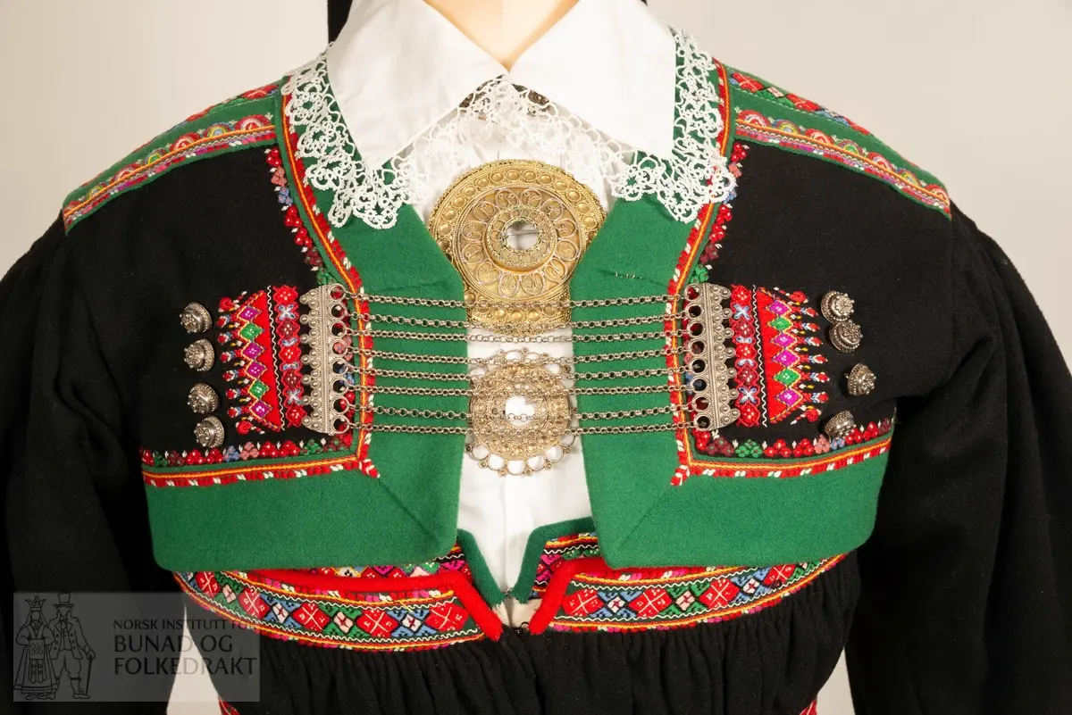 Trøye - Norsk institutt for bunad og folkedrakt / DigitaltMuseum