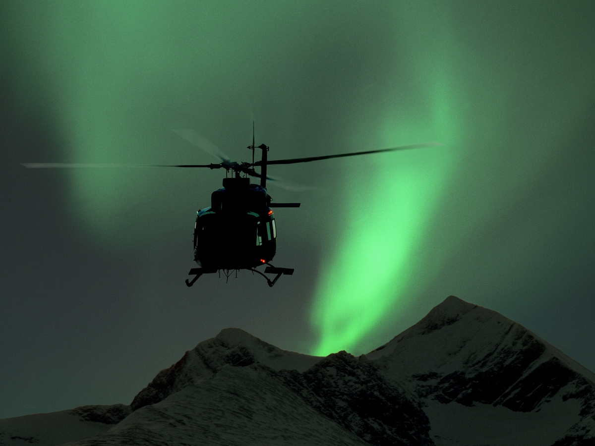 Bell-412 SP med Istindene i bakgrunnen. - Forsvarets museer ...