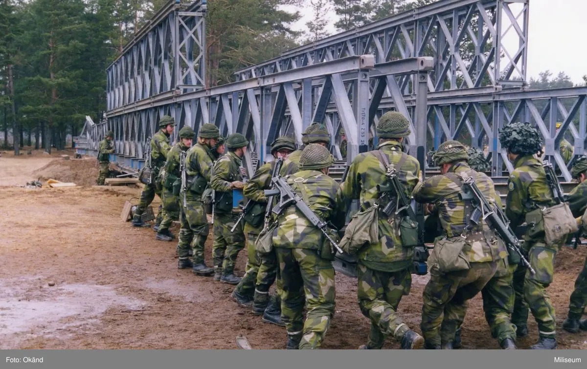 Soldater på övning att bygga balkbro 2 (BB2) dubbel dubbel. - Miliseum ...