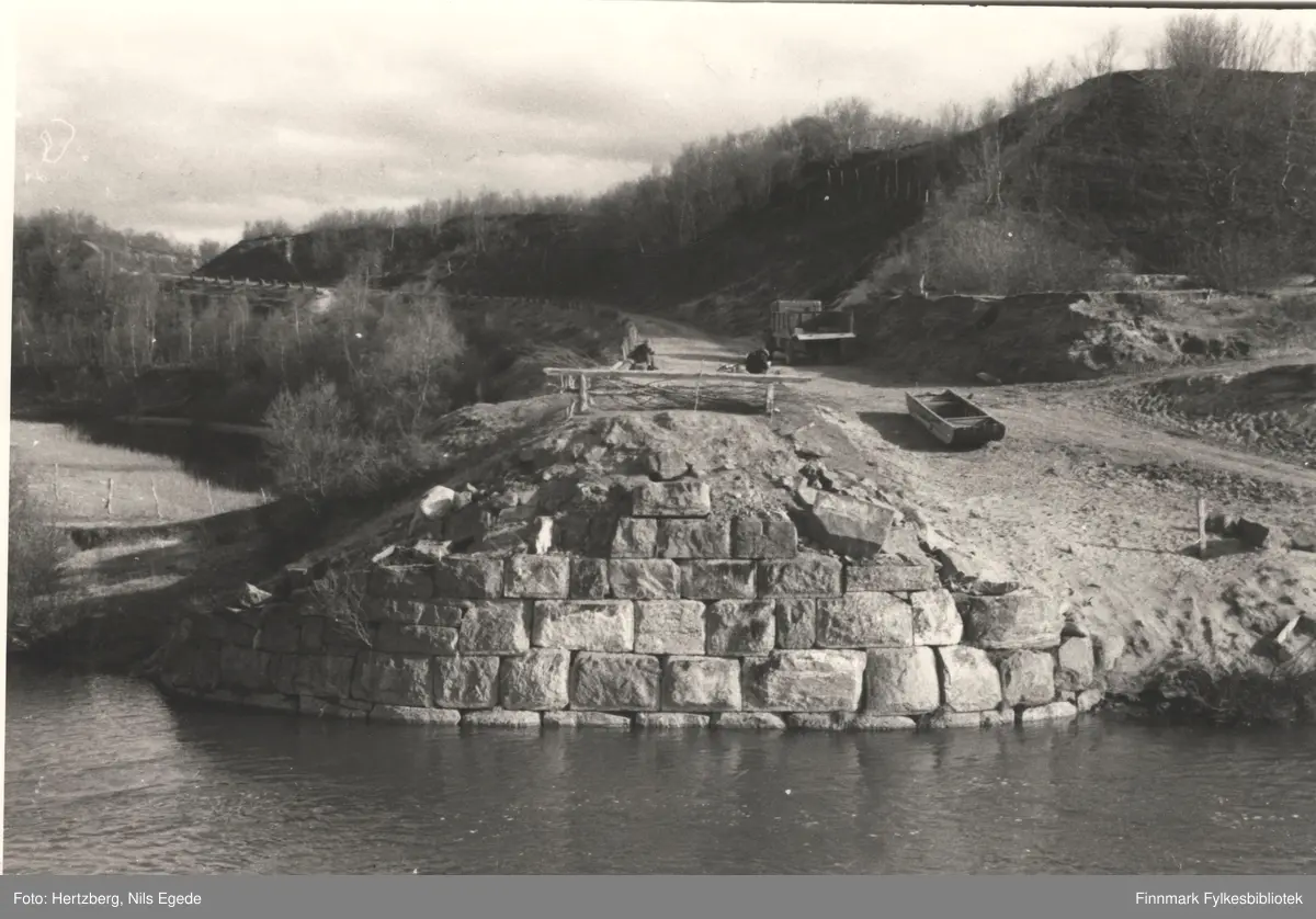 Masjok bru, østre landkar. På bilde nr: 255 kan man se vestre landkar ...