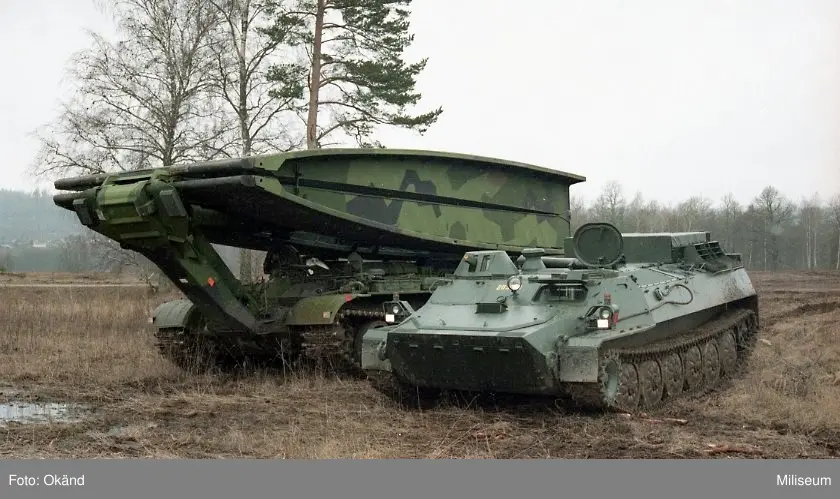 Brobandvagn 971 (BLG 60 byggd på T55 chass) och PBV 401 / MTLB ...