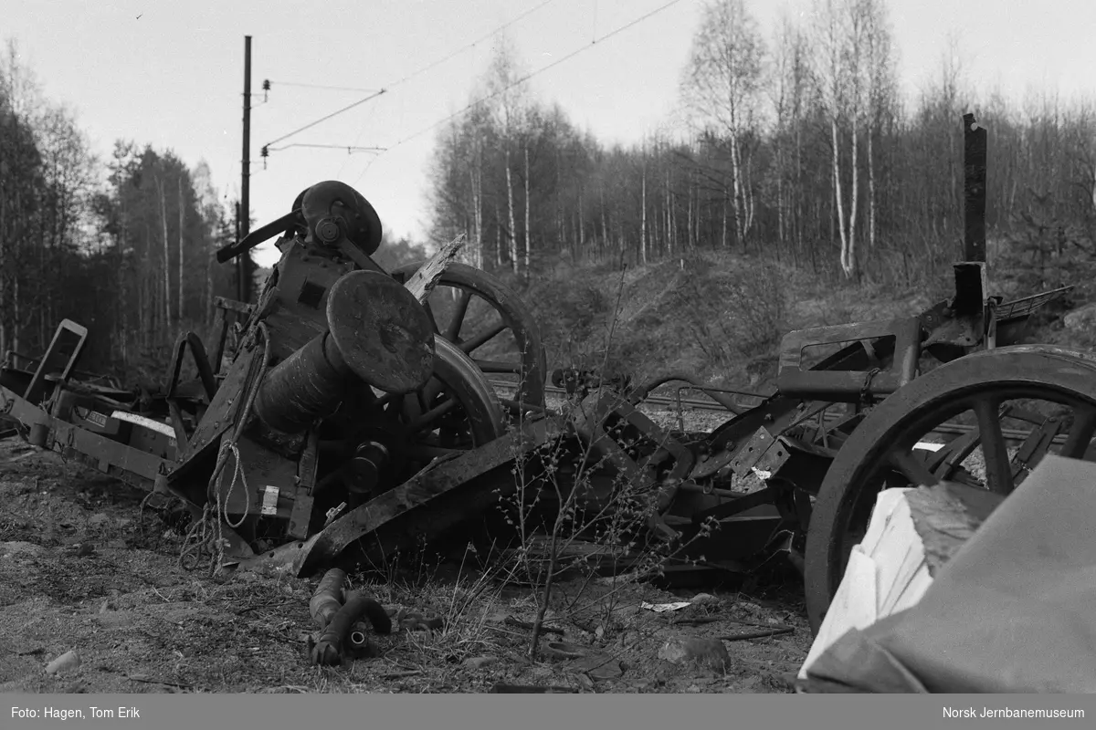 Avsporet og skadet godsvogn litra Tl3 type 1 nr. 14544 ved Toten ... Avsporet og skadet godsvogn litra Tl3 type 1 nr. 14544 ved Toten ...