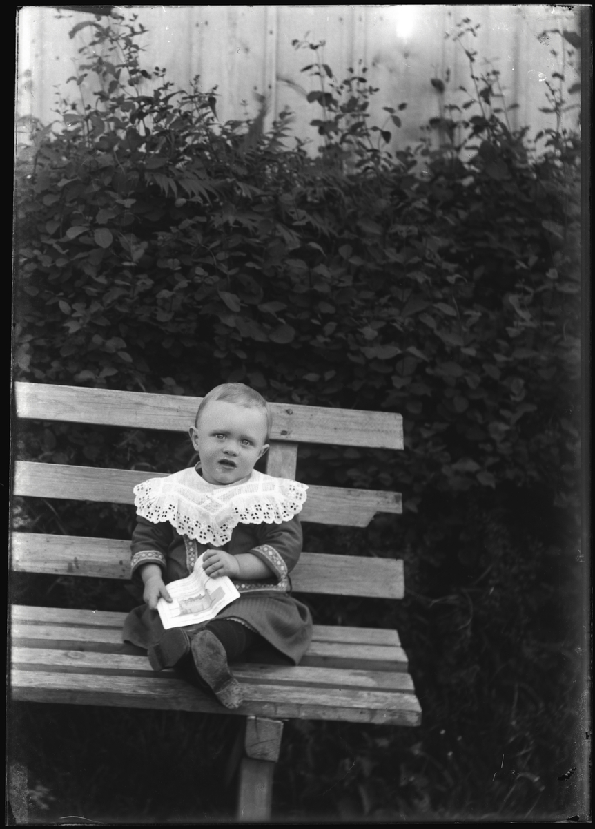 Litet barn - Västergötlands museum / DigitaltMuseum