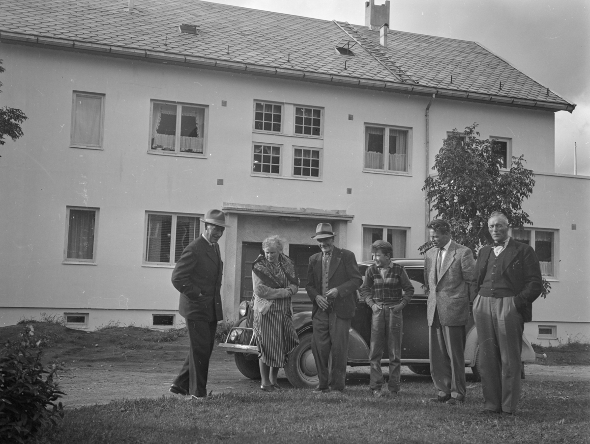 Våningshuset på Setnes gård, Veblungsnes. Ytterst til høyre Magne og ...