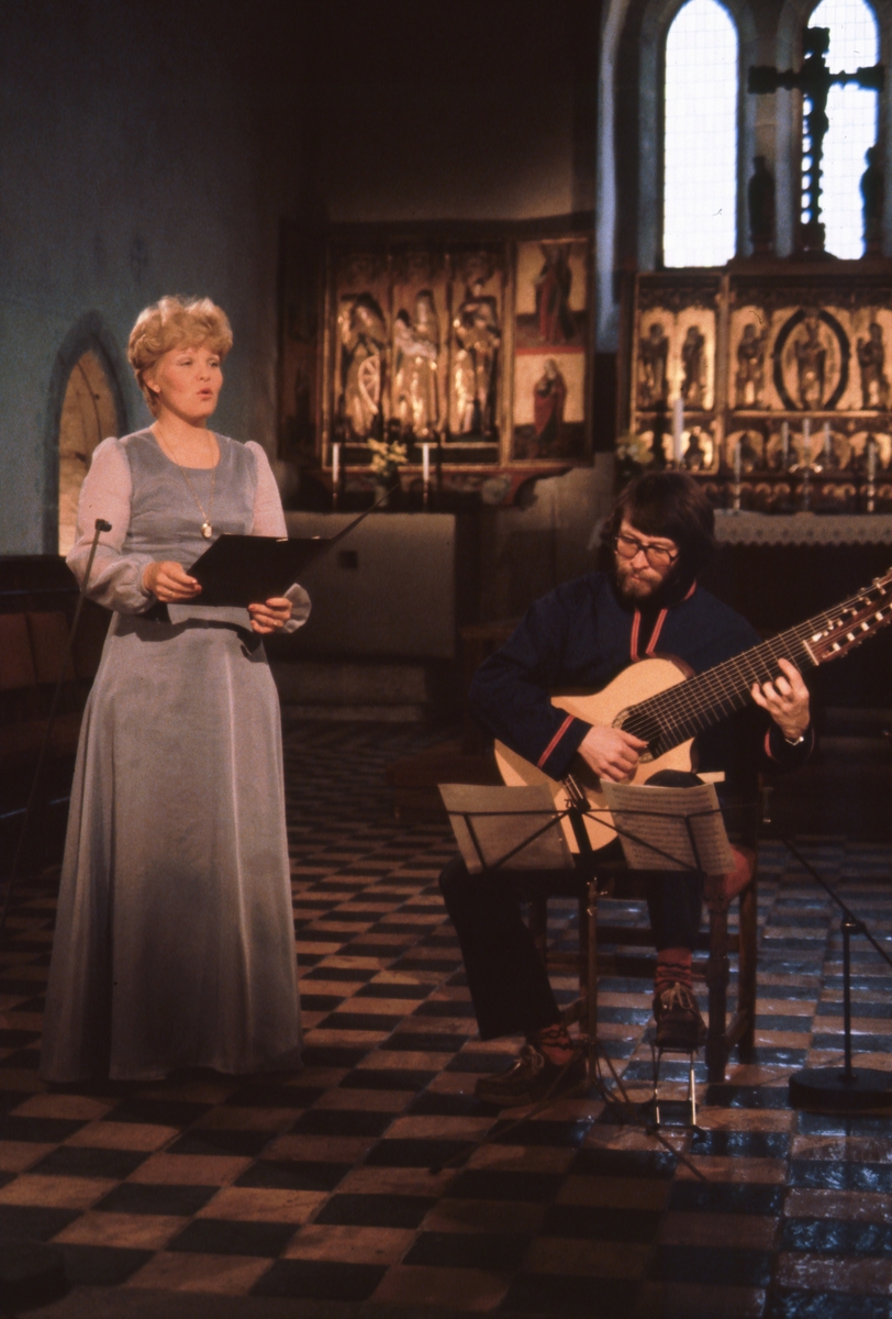 Marja Outakoski synger i Trondeneskirka. - Sør-Troms Museum ...