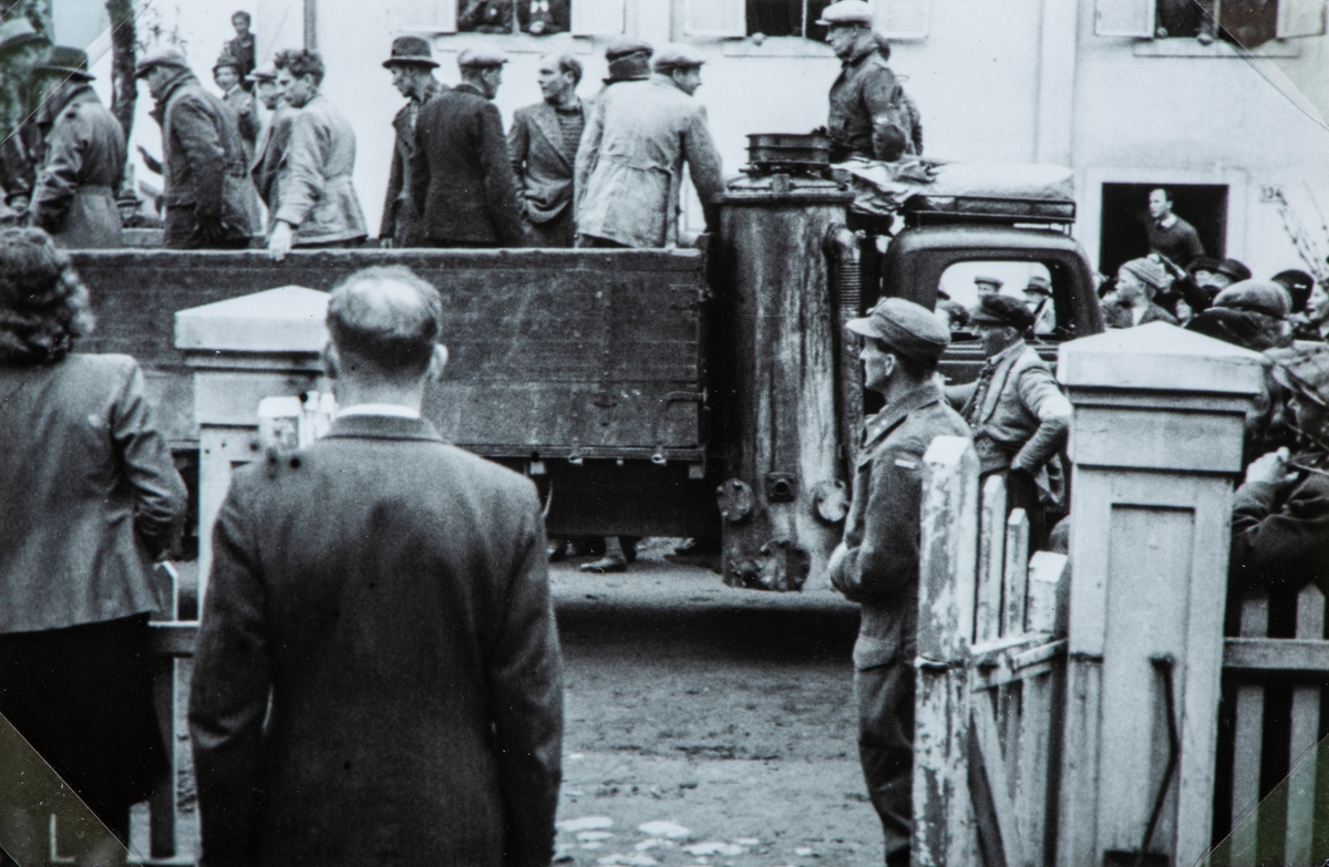 Bilder fra frigjøringsdagene i april og mai 1945. Mye tilskuerer som ...