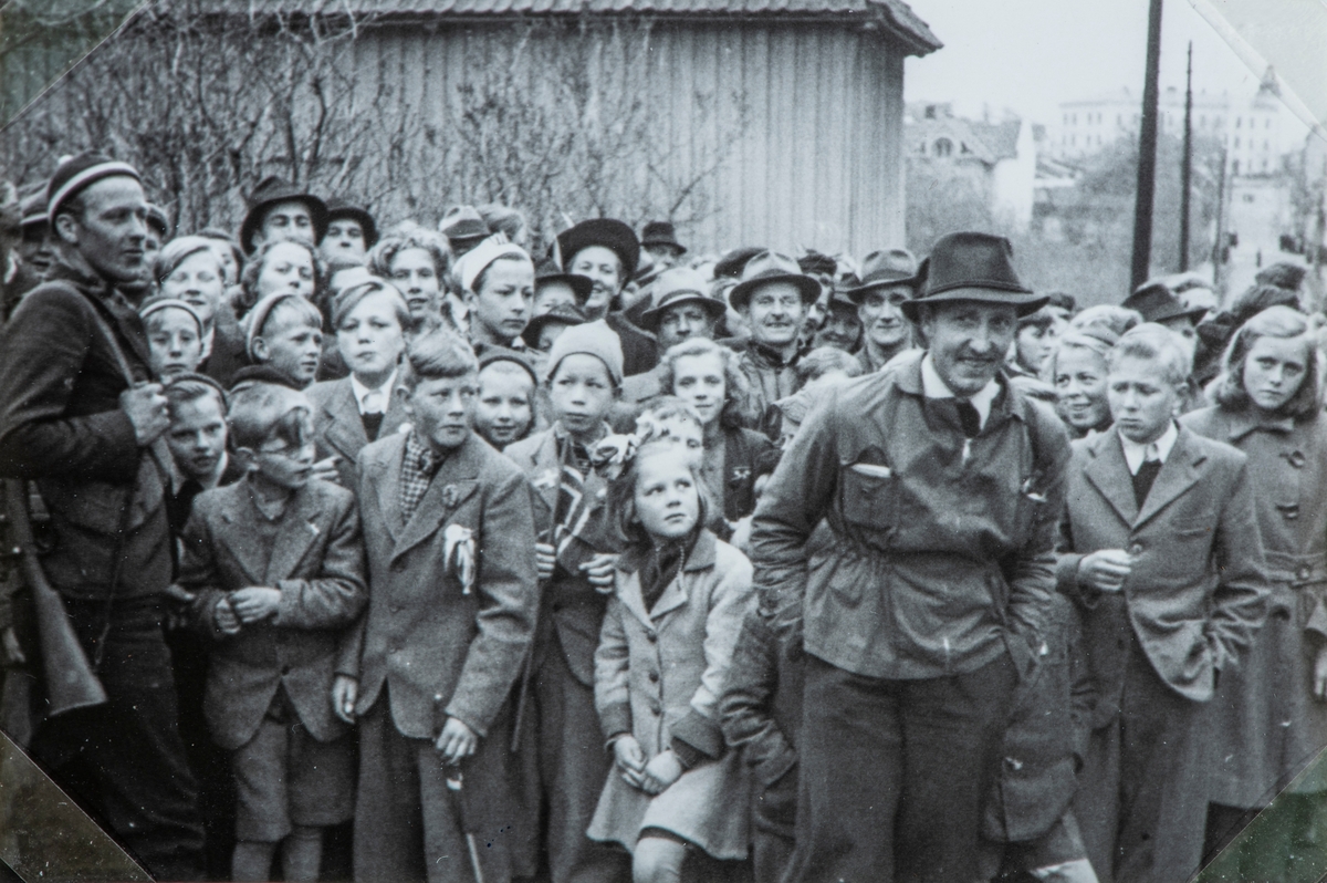 Bilder fra frigjøringsdagene i april og mai 1945. Mye tilskuerer som ...