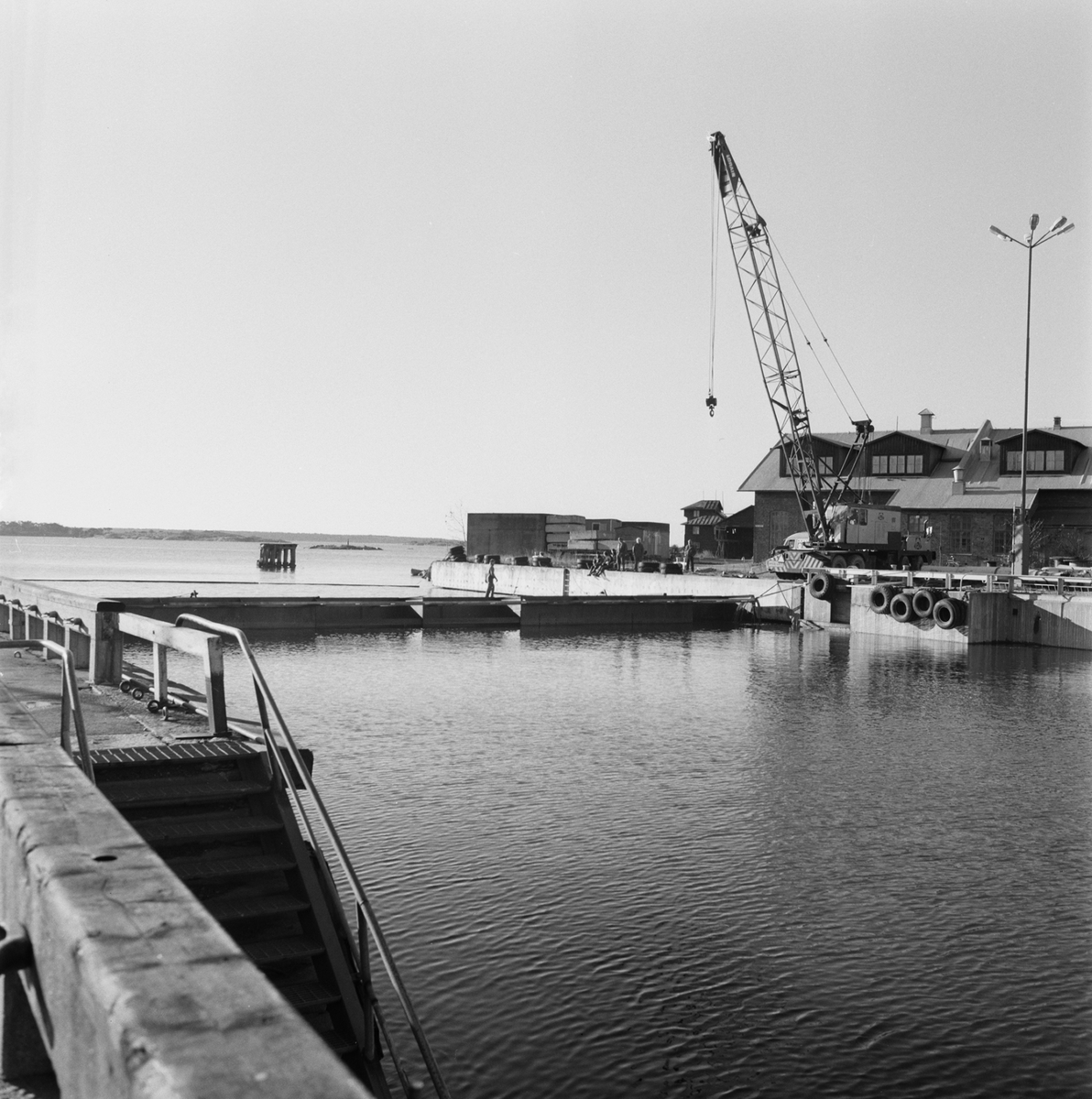 Bogsering av dockporten till Oscarsdockan. - Marinmuseum / DigitaltMuseum
