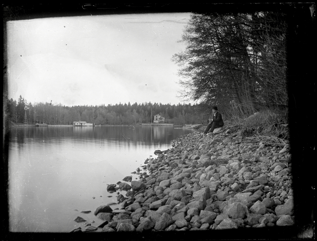 Man vid sjökant - Västergötlands museum / DigitaltMuseum