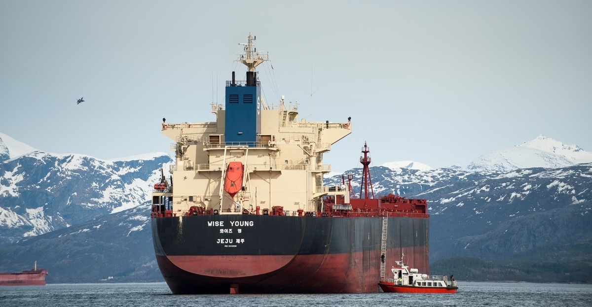 Malmskip ti ankers på Ofotfjorden. WISE YOUNG, Flagg: Korea, Type: Bulk ...