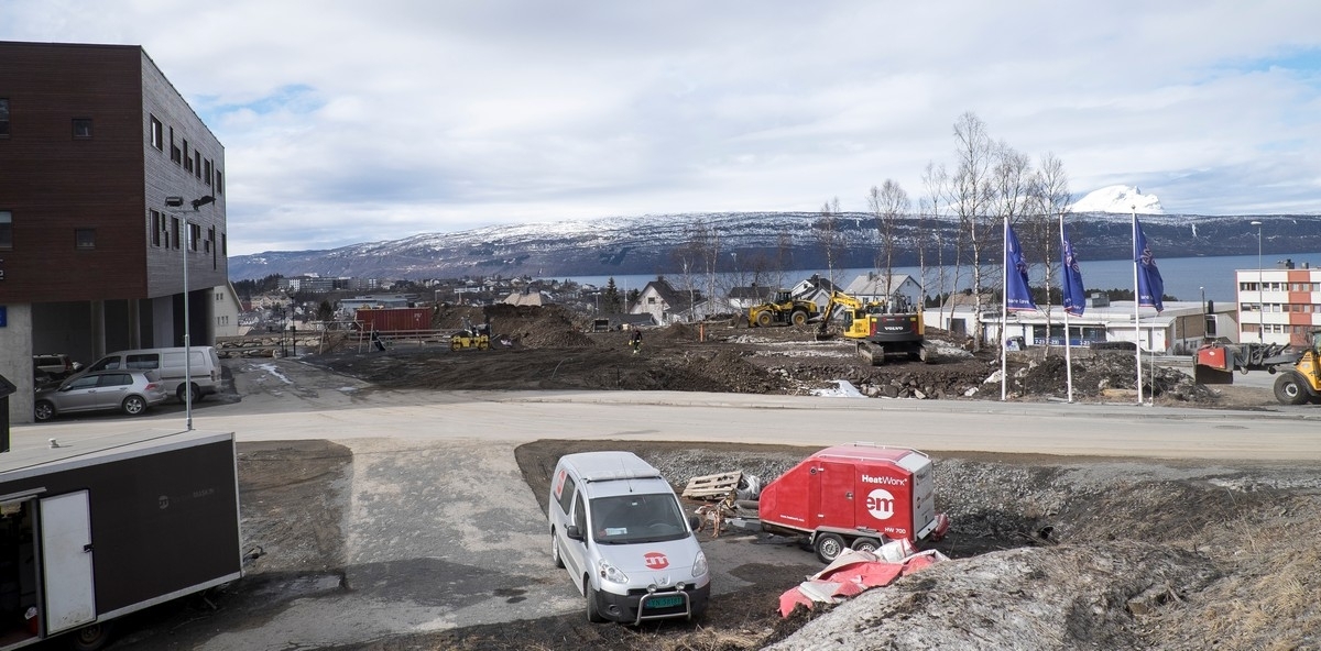 Området nedenfor Rema på gamle "vannbasseng-tomta" i Narvik skal nå ...