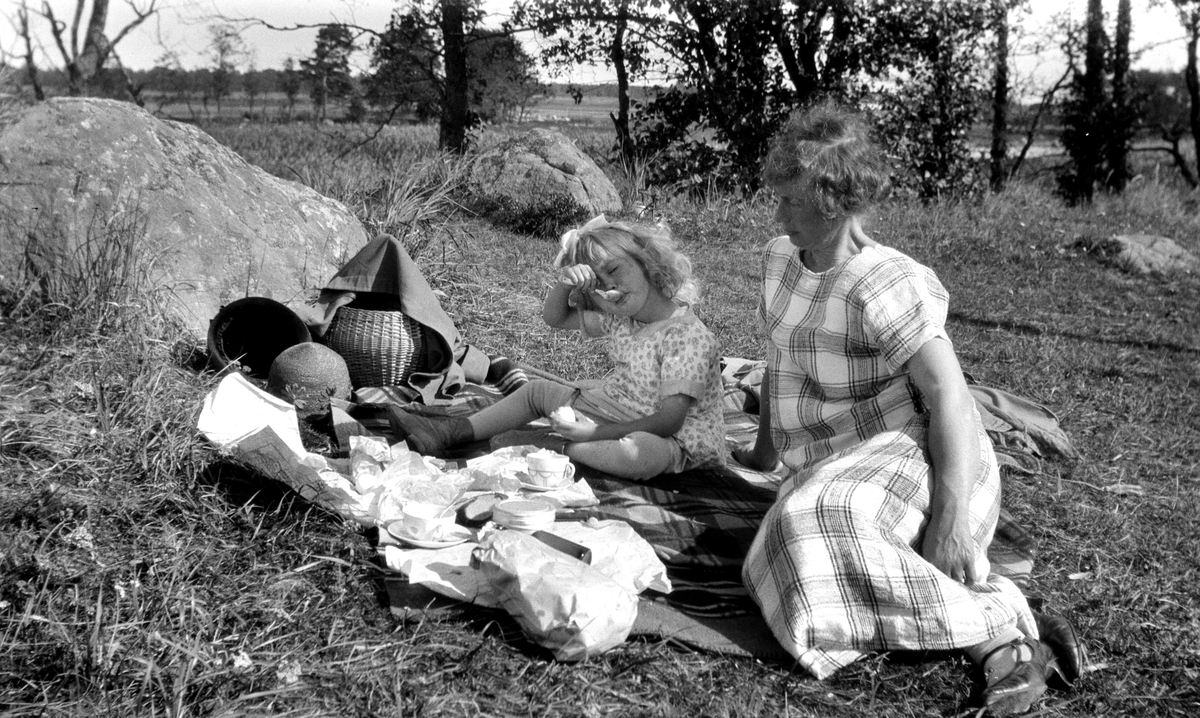 Inga Eriksson på picnic med mamma Alida 1920-talet - Bild Linköping ...