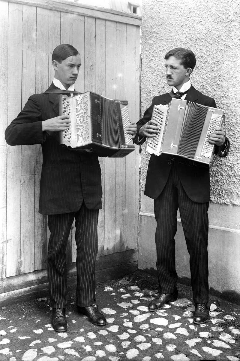 Arvid Eriksson till höger spelar dragspel med en vän - Bild Linköping ...