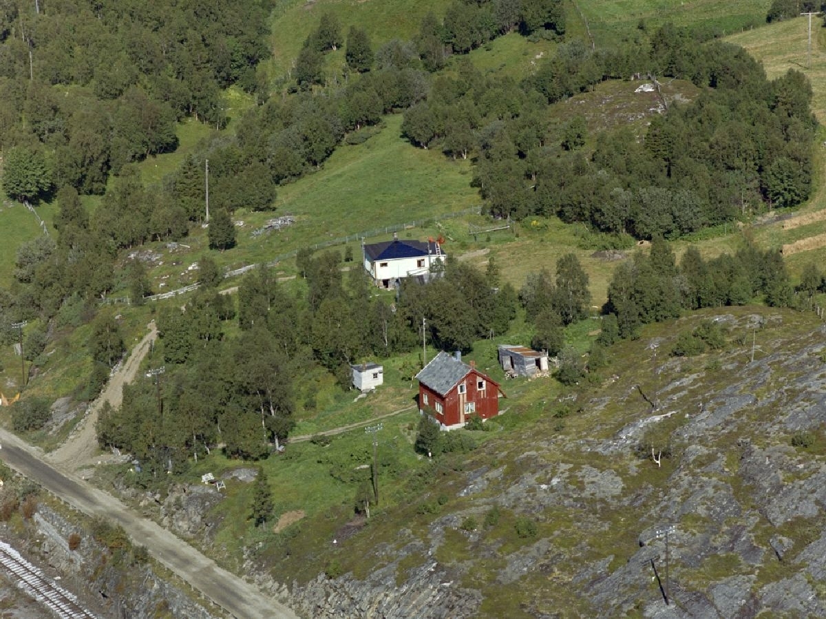 Lindset. Det røde huset tilhørte Ole Grøtte. Det kvite funkishuset ...