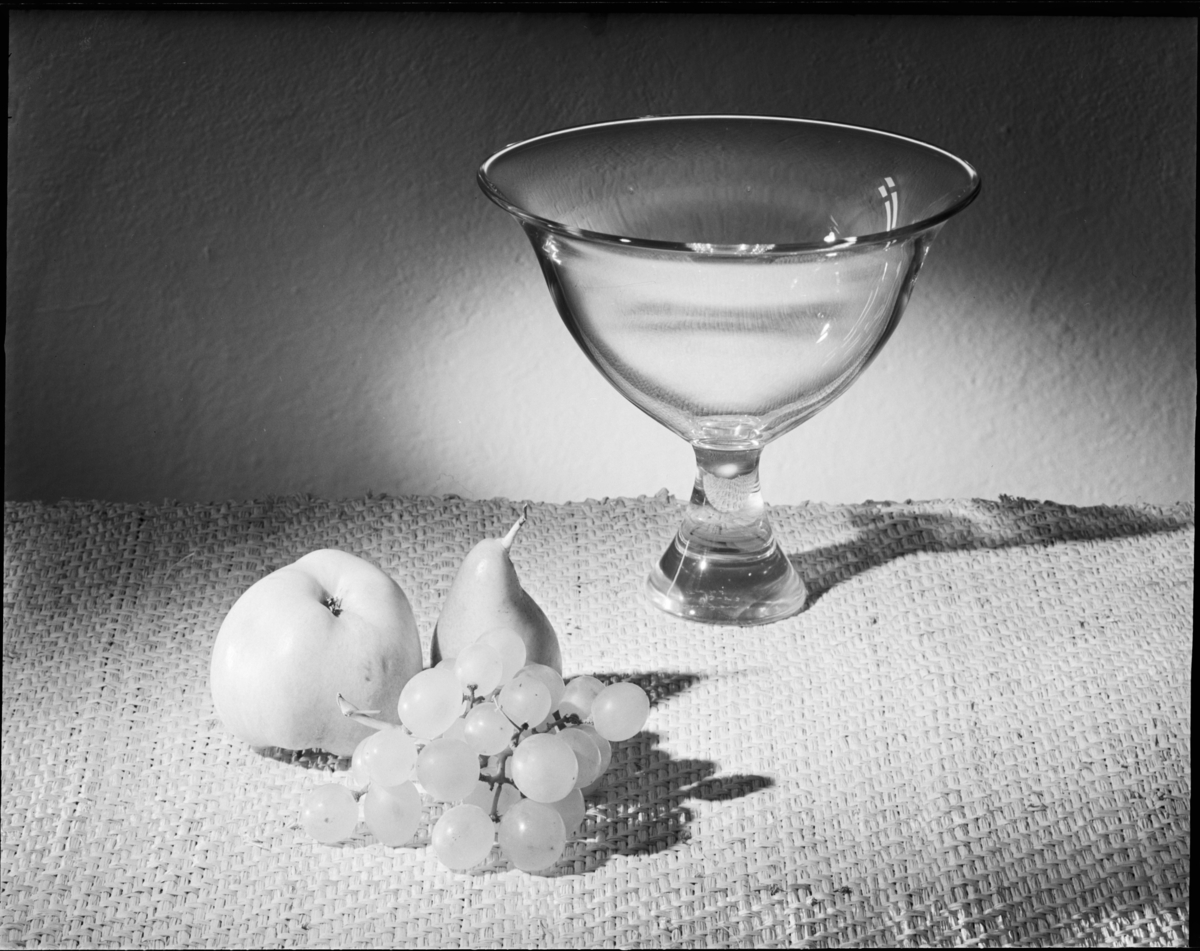 ORREFORSGLAS MED GRÖNSAKER, FRUKT, KEX, OST - ArkDes / DigitaltMuseum