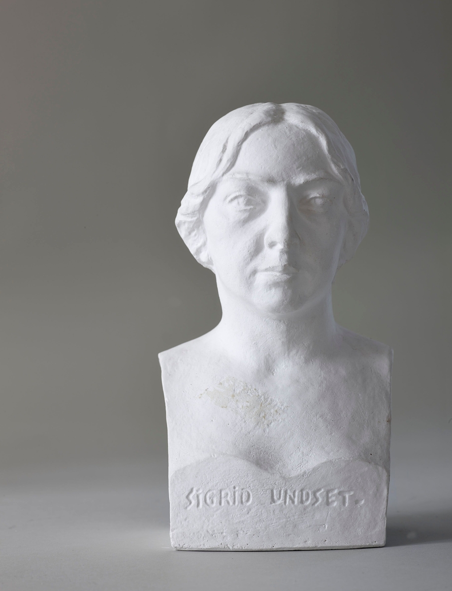 Sigrid Undset (1882-1949) [Herme] - Anders Svor-museet / DigitaltMuseum