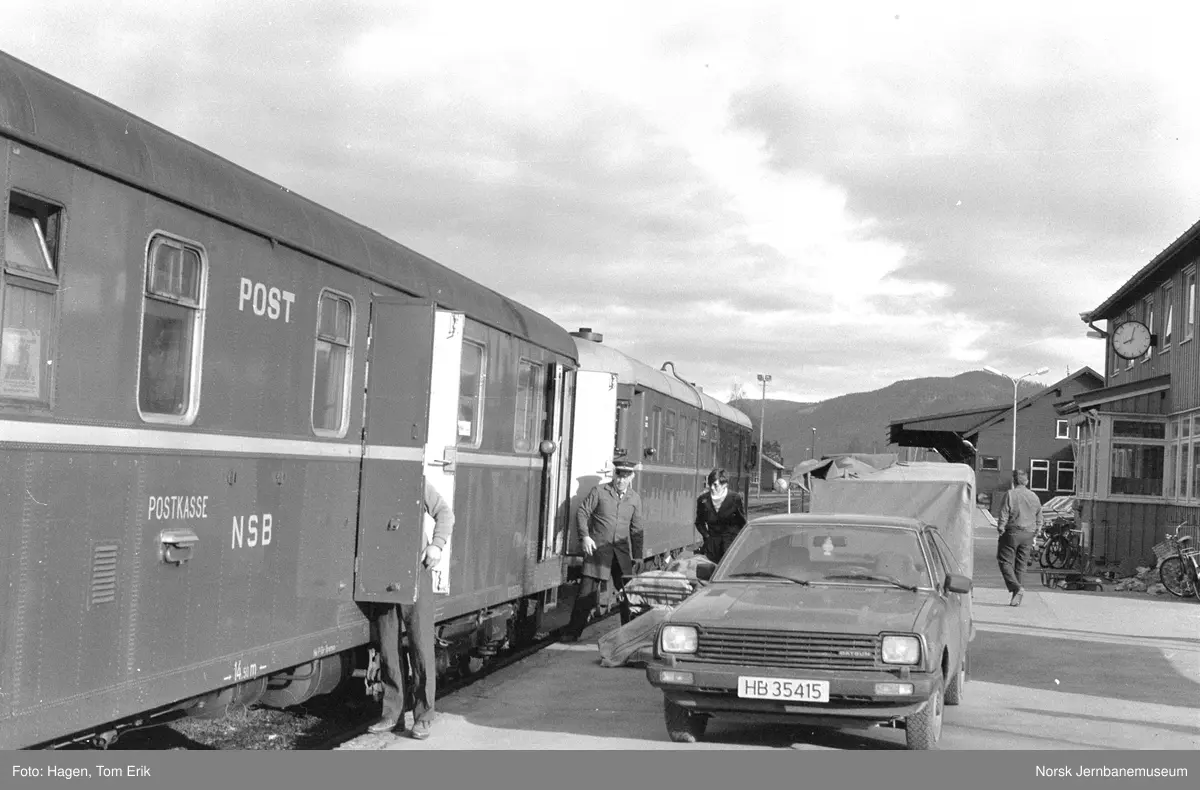 Lossing av post og aviser fra postvogn litra BDFS 11 91 73 i ...