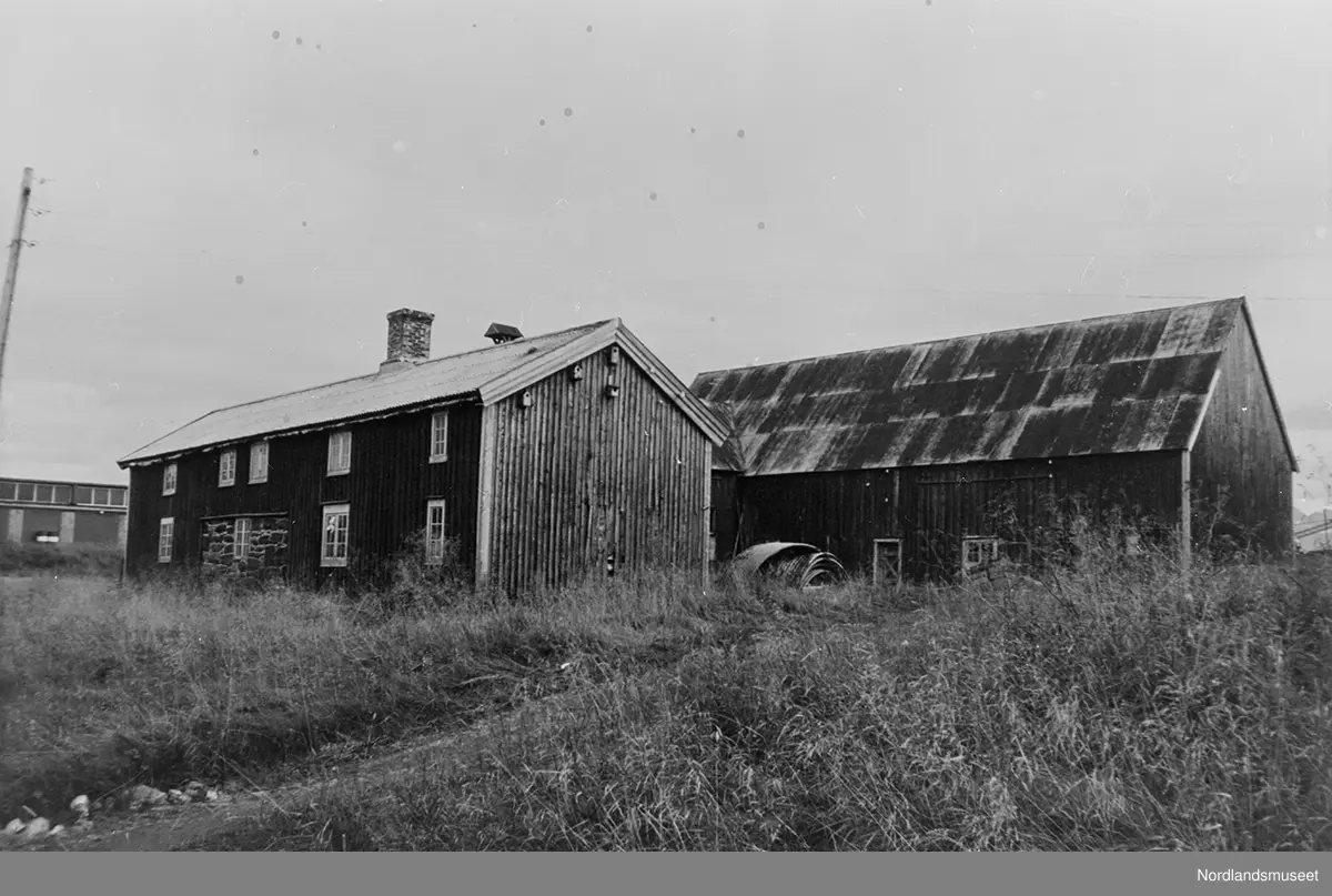 Løkkegården. Uthus/stue foran fjøs/låve. 2 bygninger, det fremste med ...