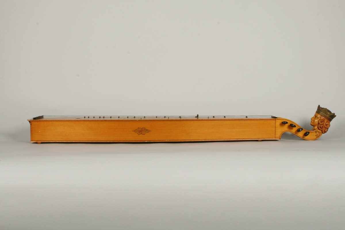 Langeleik - Ringve Musikkmuseum / DigitaltMuseum