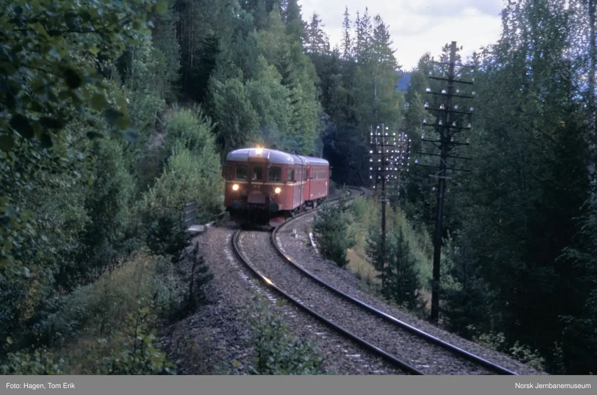 Dieselmotorvogn BM 86 22 og Bm 86 10 med persontog i Staibakkene like ...