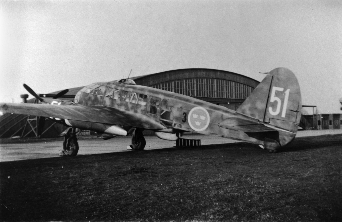 Flygplan S 16, Caproni Ca 313 står framför hangar 82 på F 3 Malmen ...