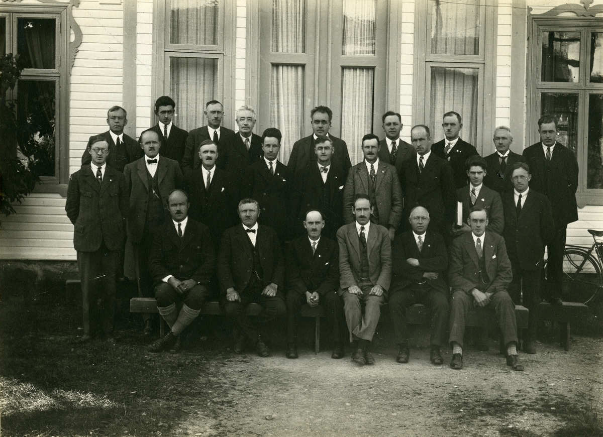 Trysil Herredsstyre 1929-1931. 1. rekke fra venstre: Paul Akre (1888 ...