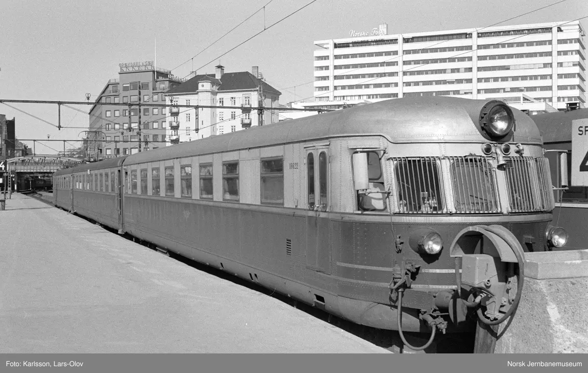 Elektrisk motorvognsett type 66 på Oslo V, nærmest styrevogn BEo3b nr ...