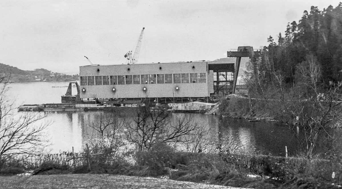 Blåhalen kom fra Horten Verft og ble fraktet sjøveien til Tangen verft ...