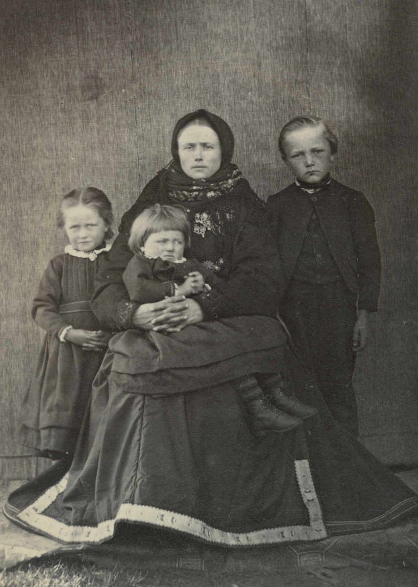 To variantar av Gunhild Grivi med barna Guro, Ingeborg, Gjermund Grivi ...