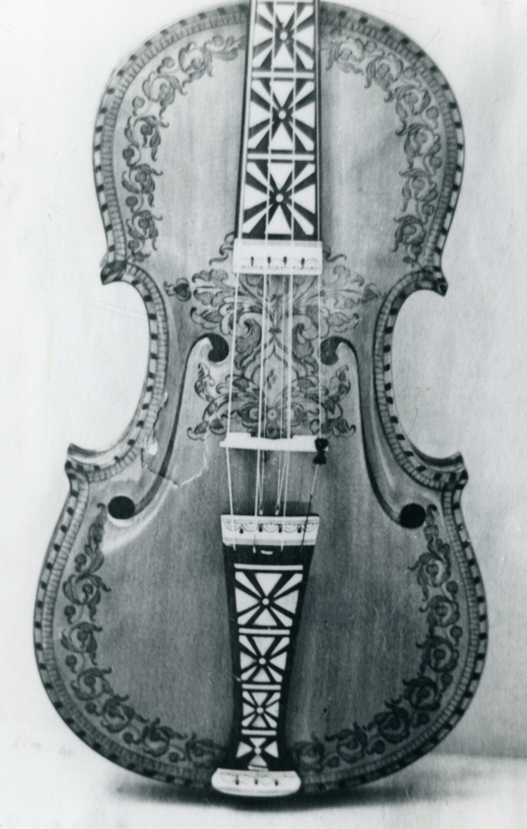 Hardingfele laga av Olaf. G. Helland. - Bø Museum / DigitaltMuseum