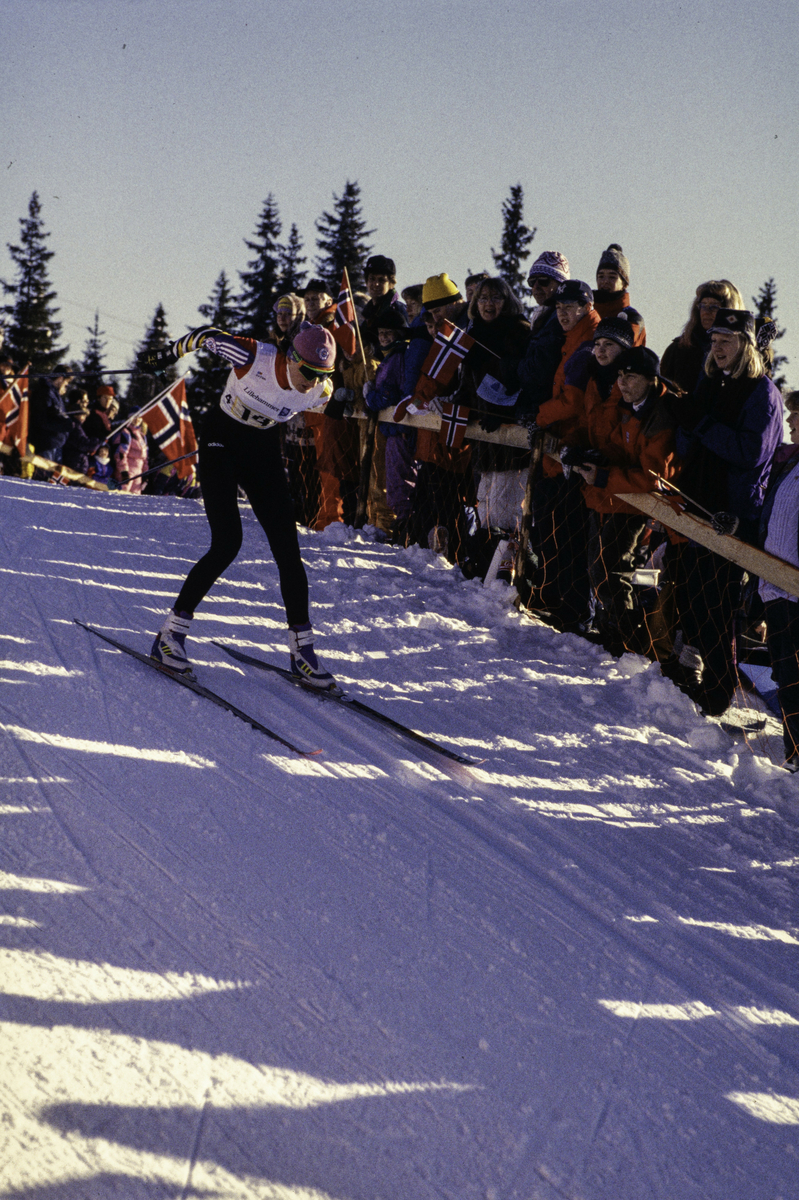Lillehammer under OL 1994. Langrennsløper og publikum i nærheten av ...